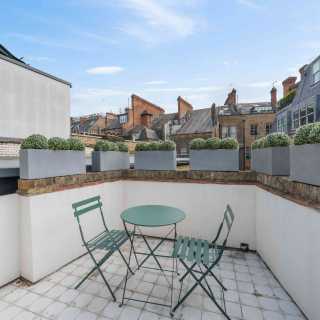Elegant split level Kensington High St apartment with top floor terrace ...