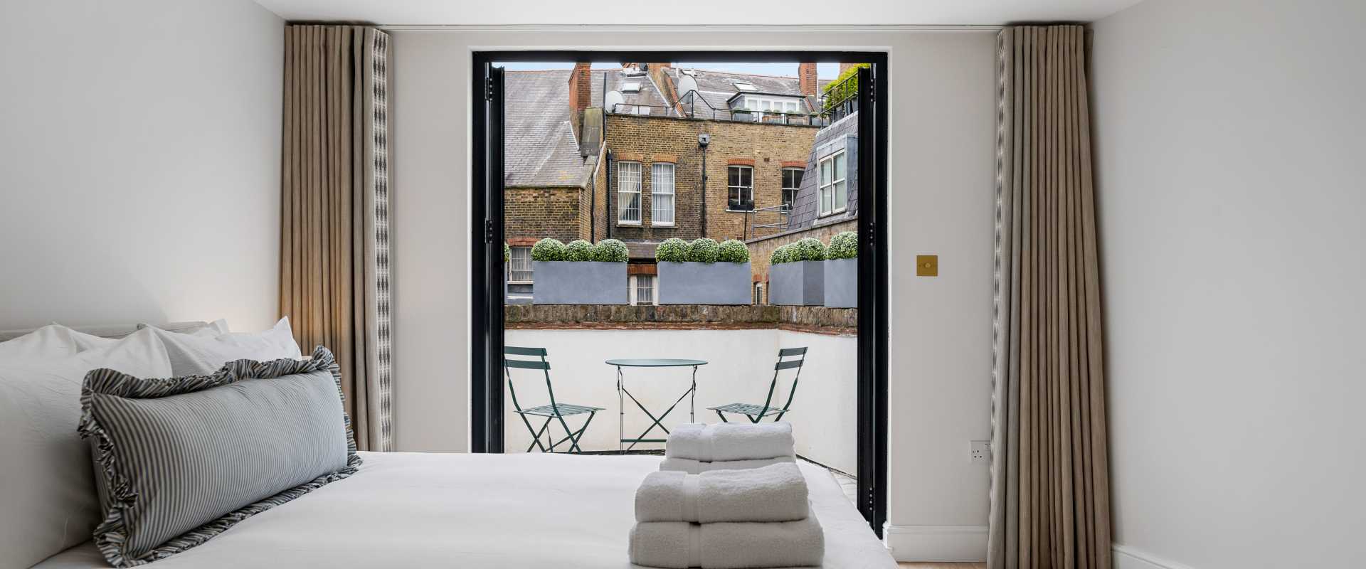 Elegant split level Kensington High St apartment with top floor terrace ...