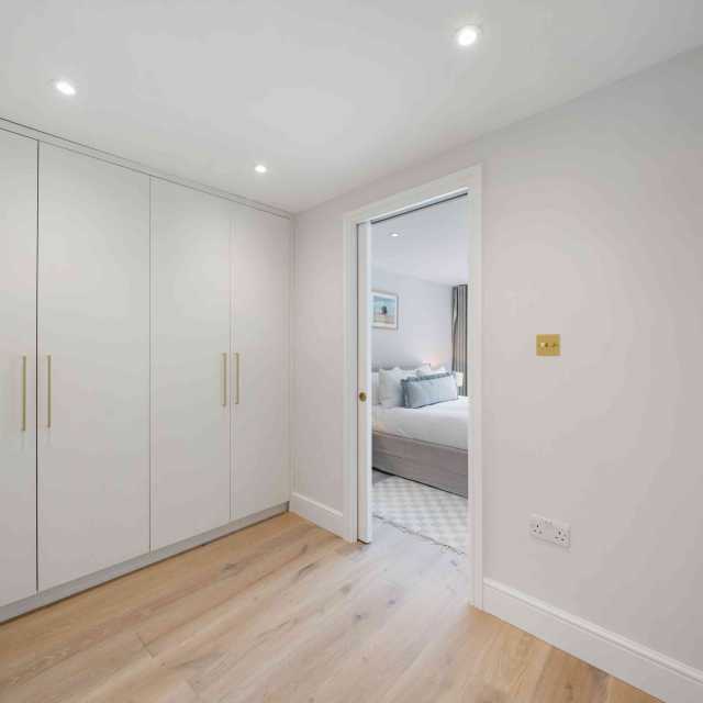 Elegant split level Kensington High St apartment with top floor terrace ...